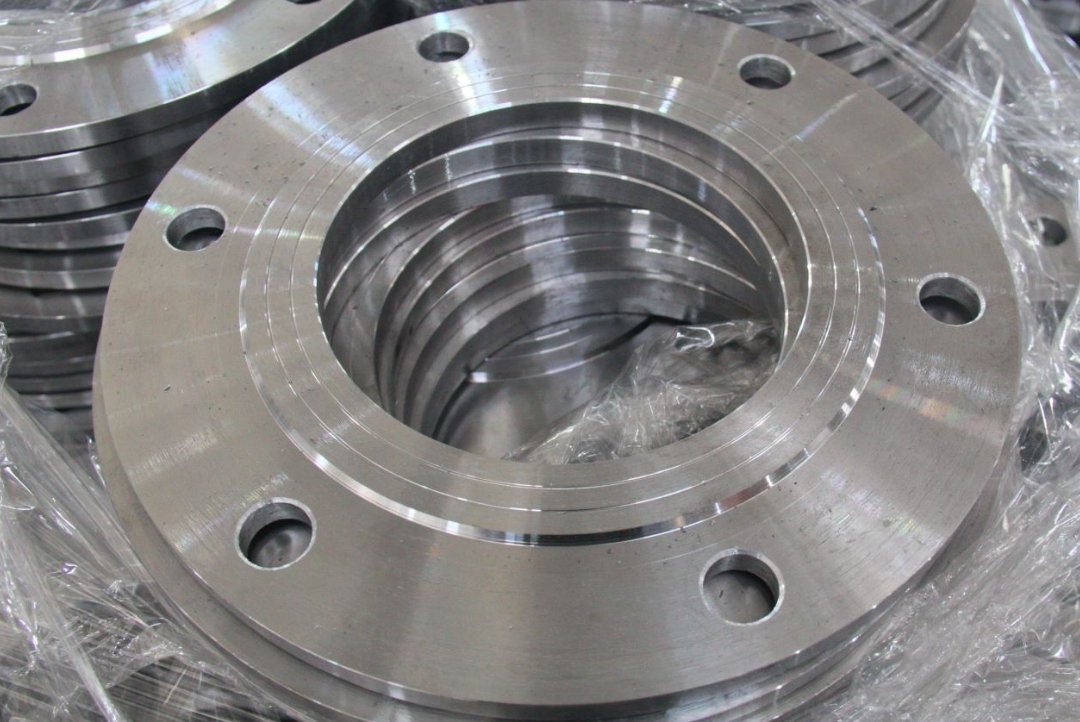What are the characteristics of butt welded flange